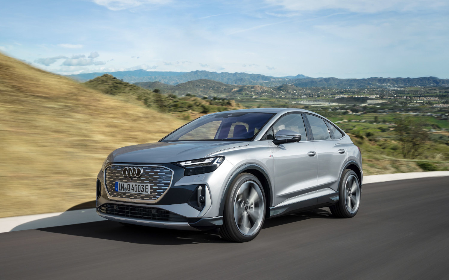 Comparison - Volvo XC40 Recharge EV 2021 - vs - Audi Q4 e-tron Sportback 2021 | SUV Drive